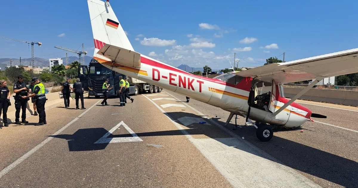 Una avioneta sense combustible aterra a l'autovia i xoca contra un camió