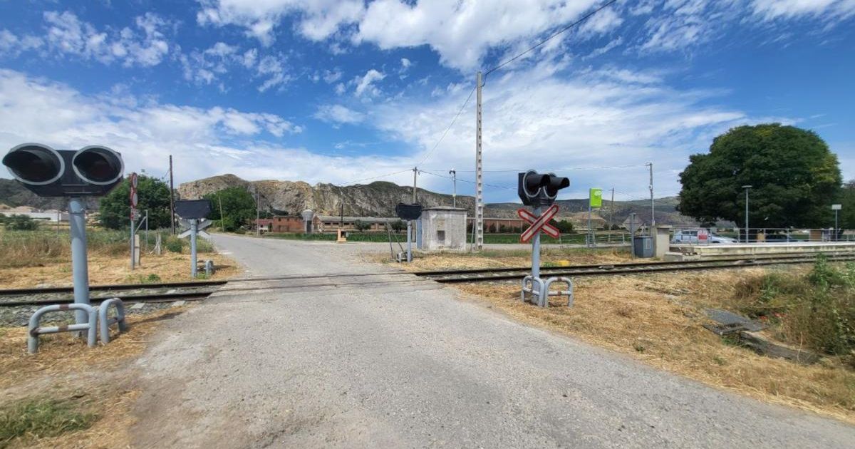 Un tren de l'R3 de Rodalies xoca amb el remolc d'un tractor a Osona