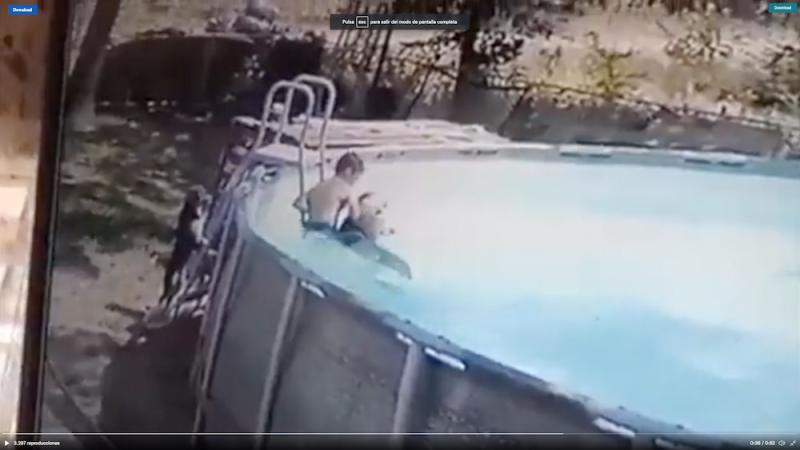 VÍDEO: Increïble heroïcitat d'un nen per salvar la seva mare. Ha rebut una medalla